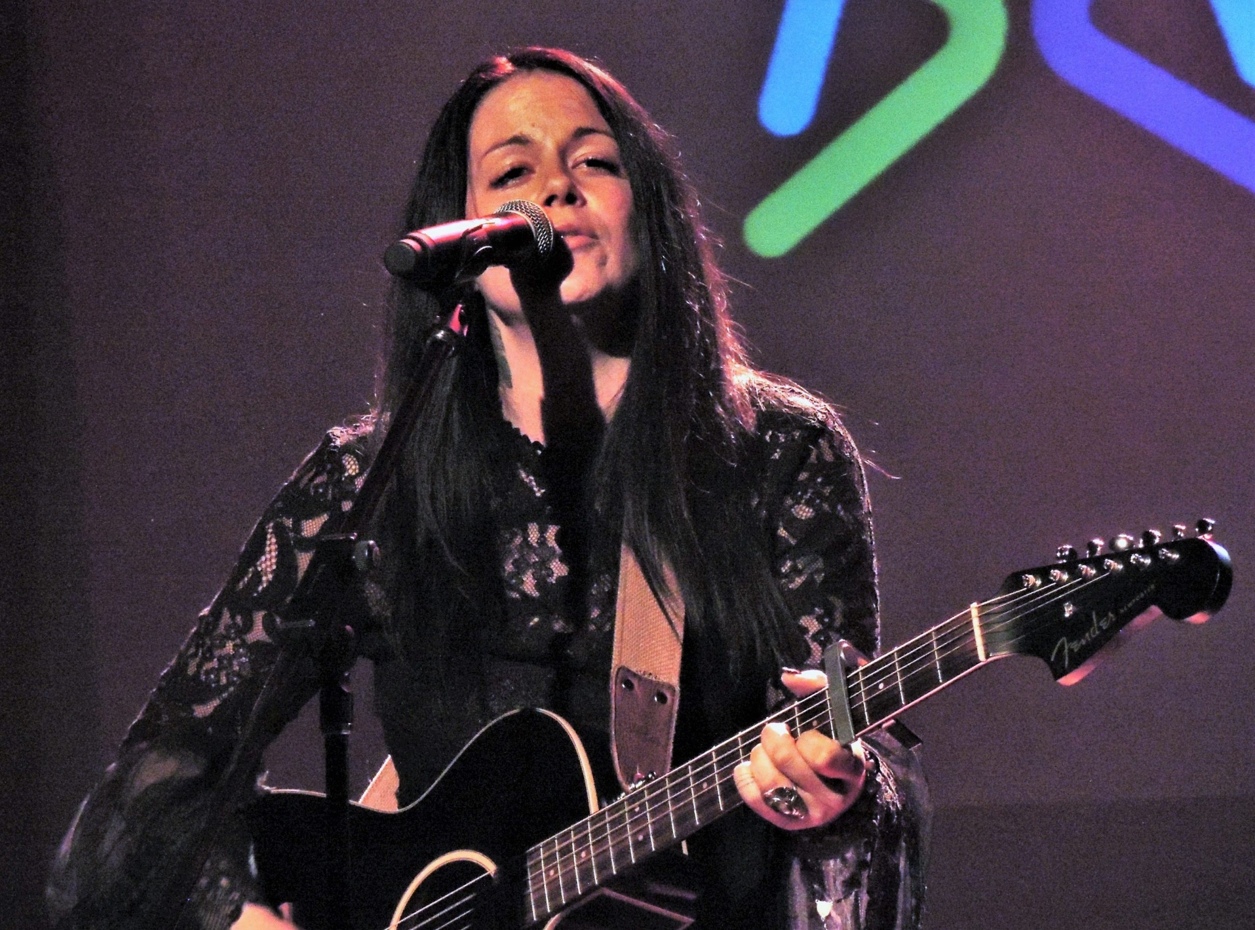 Reney Ray promet une ambiance chaleureuse et intimiste au Cabaret des ...