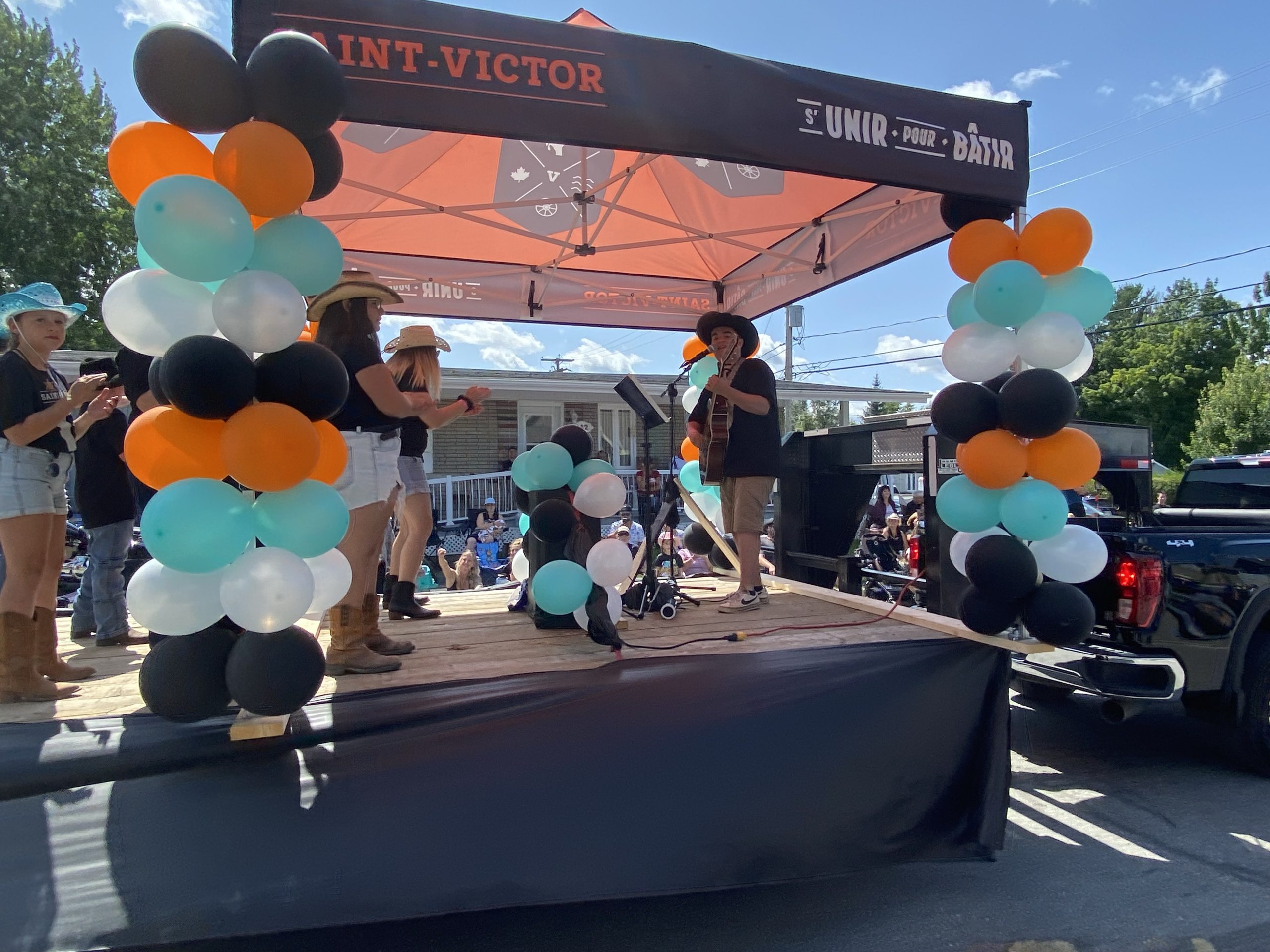 La parade traditionnelle des Festivités western de Saint-Victor en ...