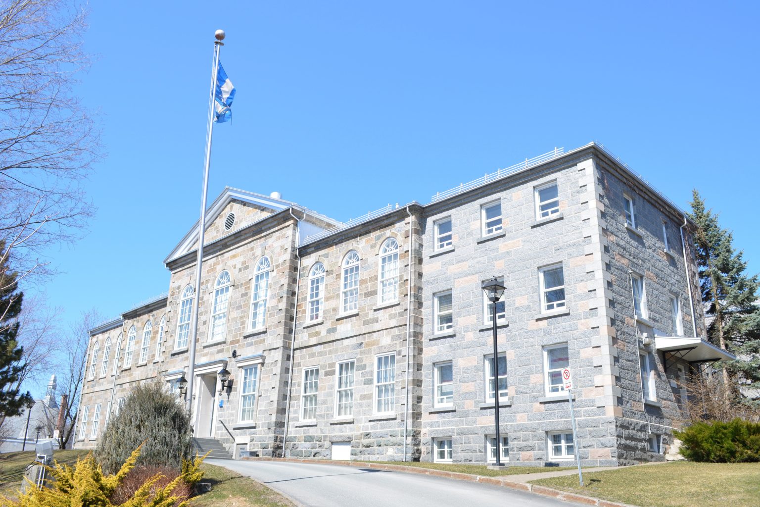 Agression armée à Saint-Zacharie : retour en cour des trois accusées ...