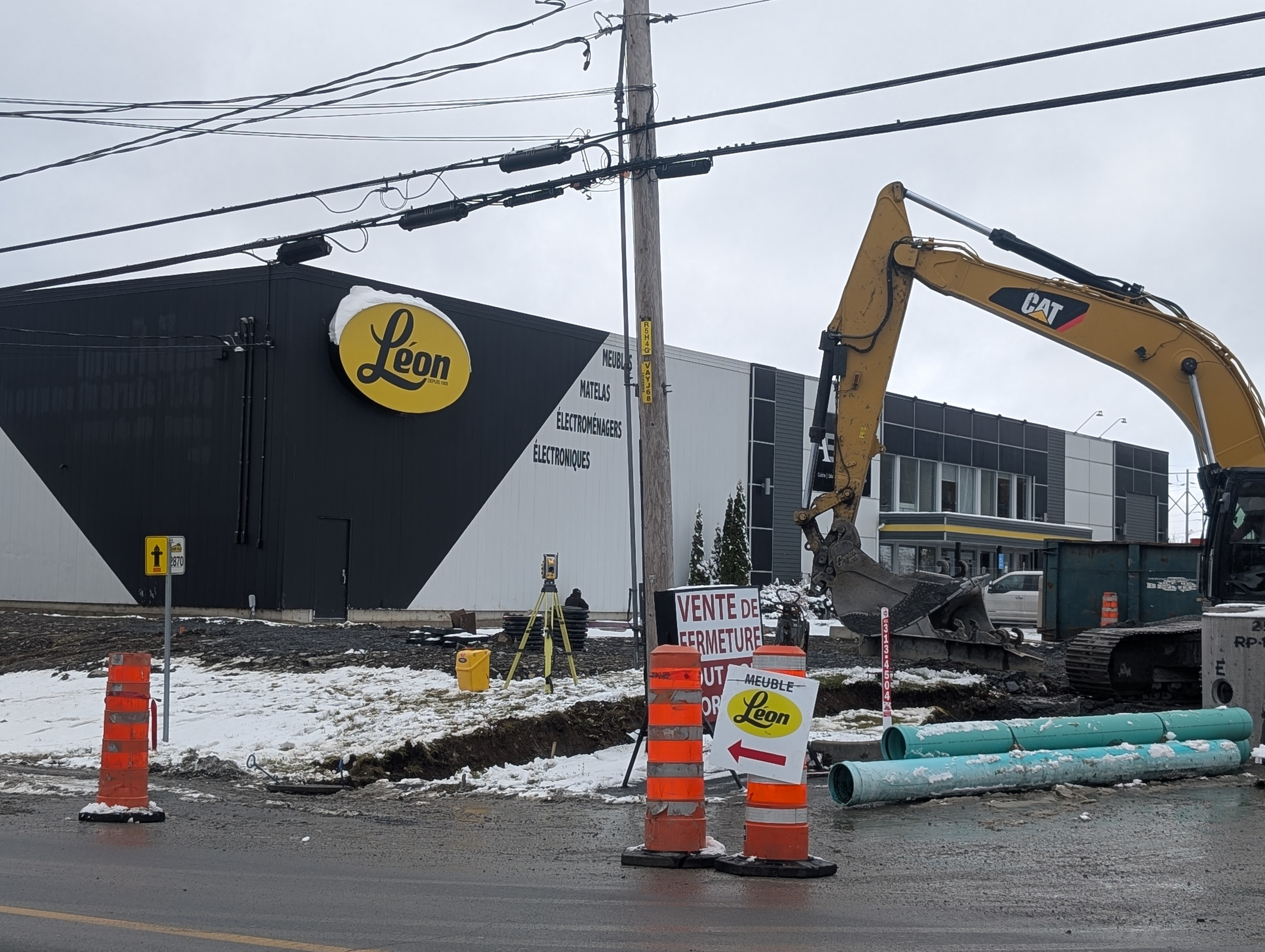 Gymnastique et pickleball dans l'ancien magasin Meubles Léon ? - L ...